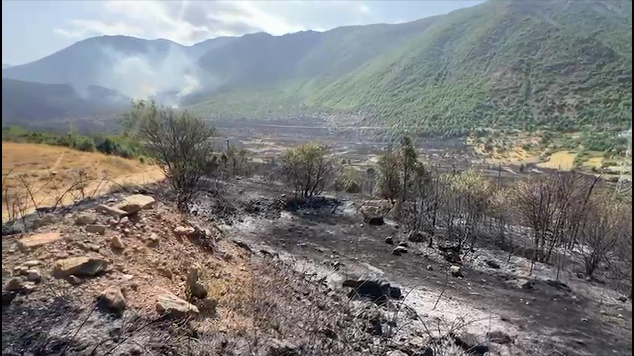 (VIDEO)Situatë e rënduar e zjarreve në Qarkun Dibër, terreni thyer ...